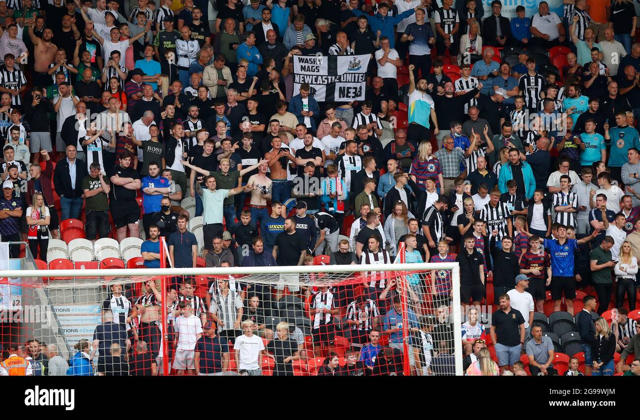 Doncaster rovers fans hi-res stock photography and images - Alamy