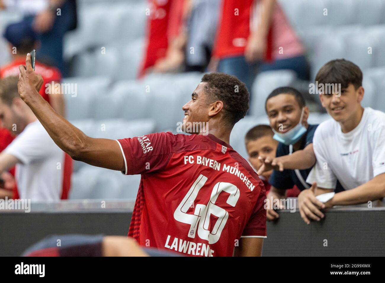 Jamie LAWRENCE (M) after the end of the game. Soccer, FC Bayern Munich ...
