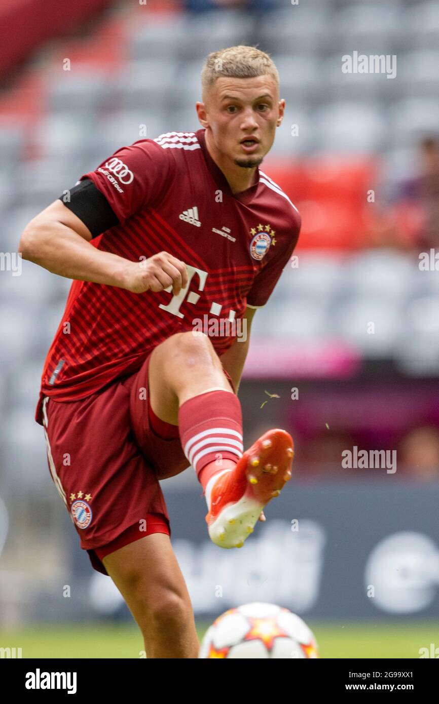 Michael CUISANCE (# 17, M). Soccer, FC Bayern Munich (M) - Ajax ...