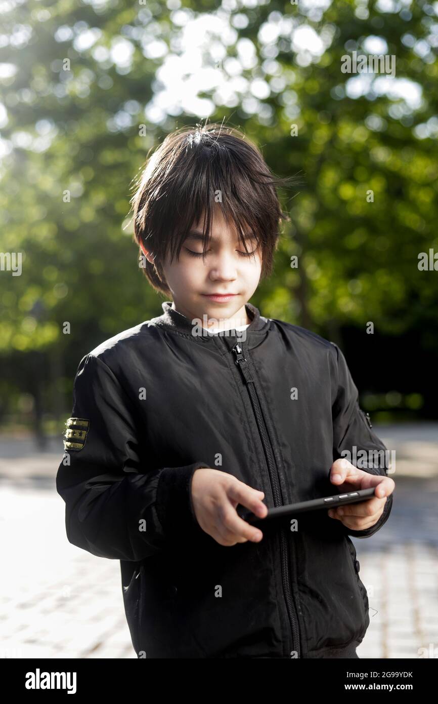 Children and electronic devices hi-res stock photography and images - Alamy