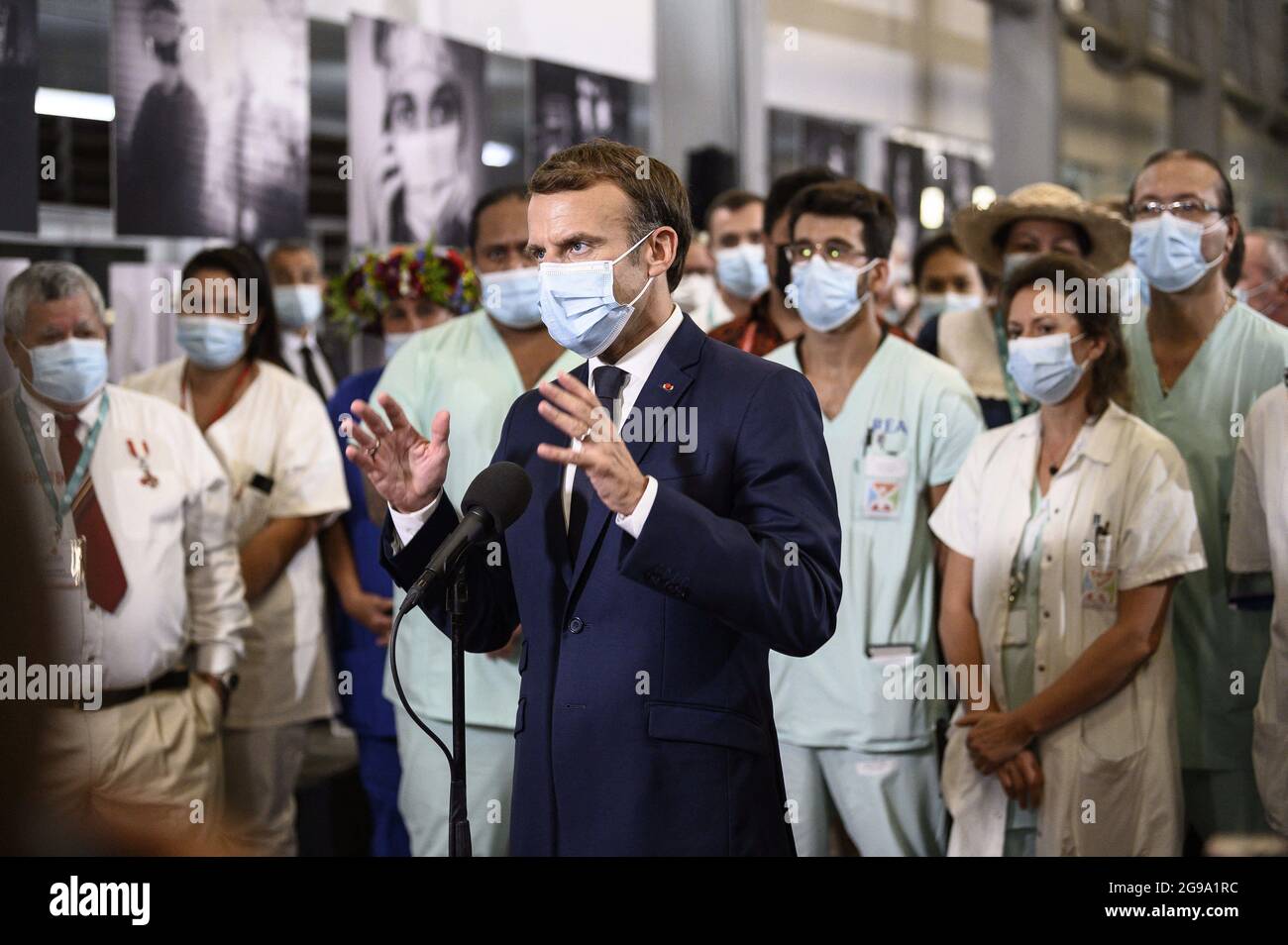 France's President Emmanuel Macron (C) speaks (press) with doctors and ...