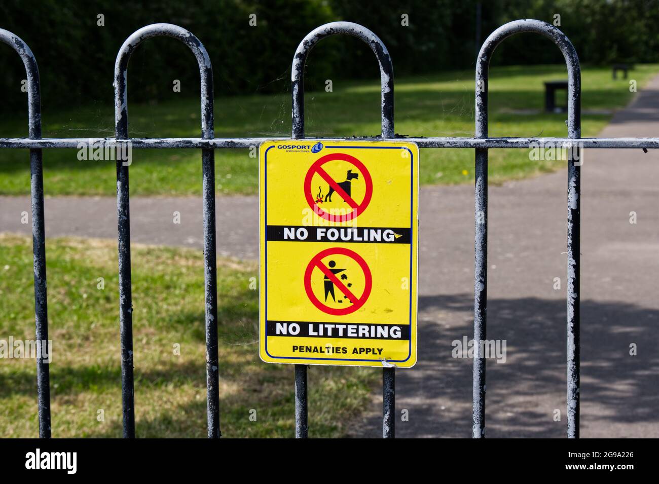 No fouling no littering warning sign hi-res stock photography and ...