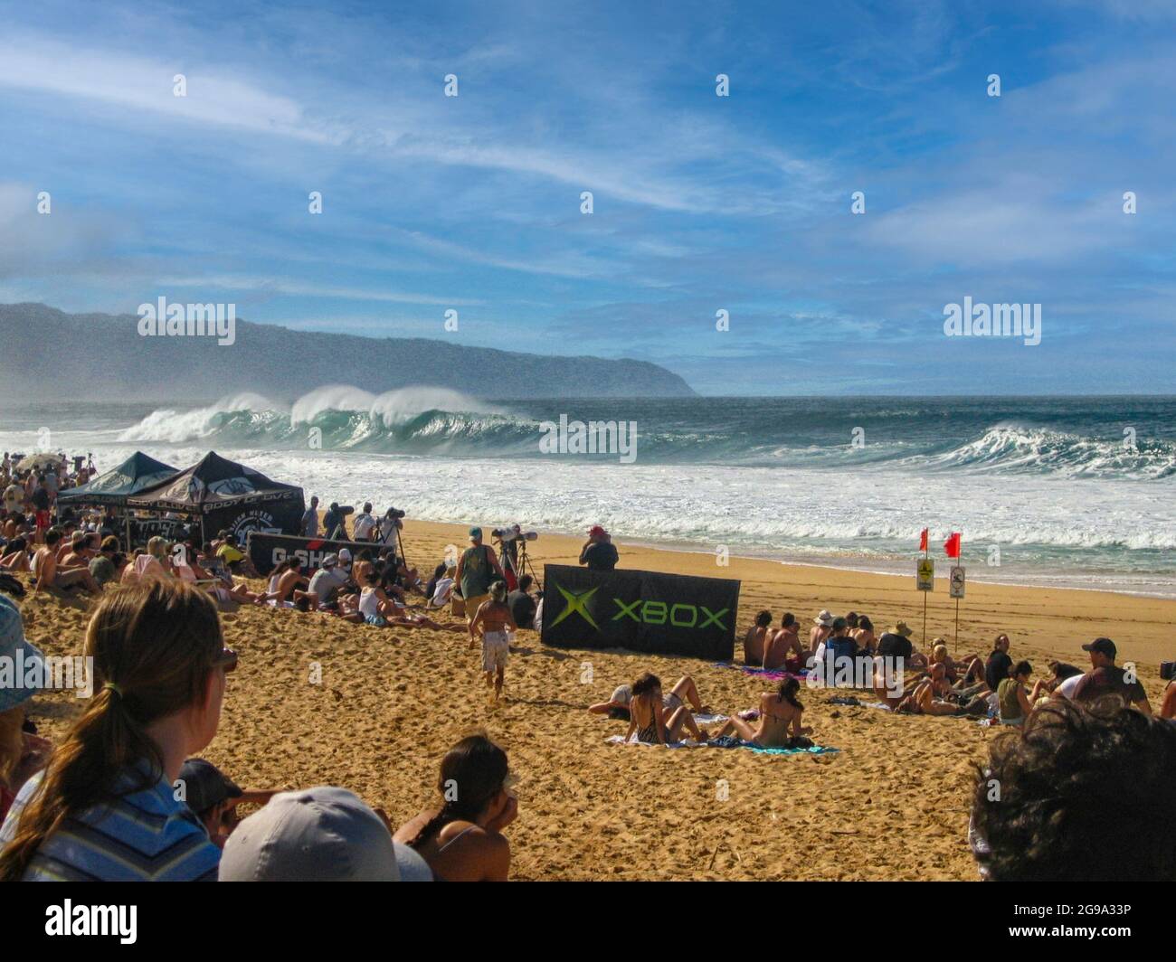 Audience on the beach during a pipeline contest in Hawai Stock Photo ...
