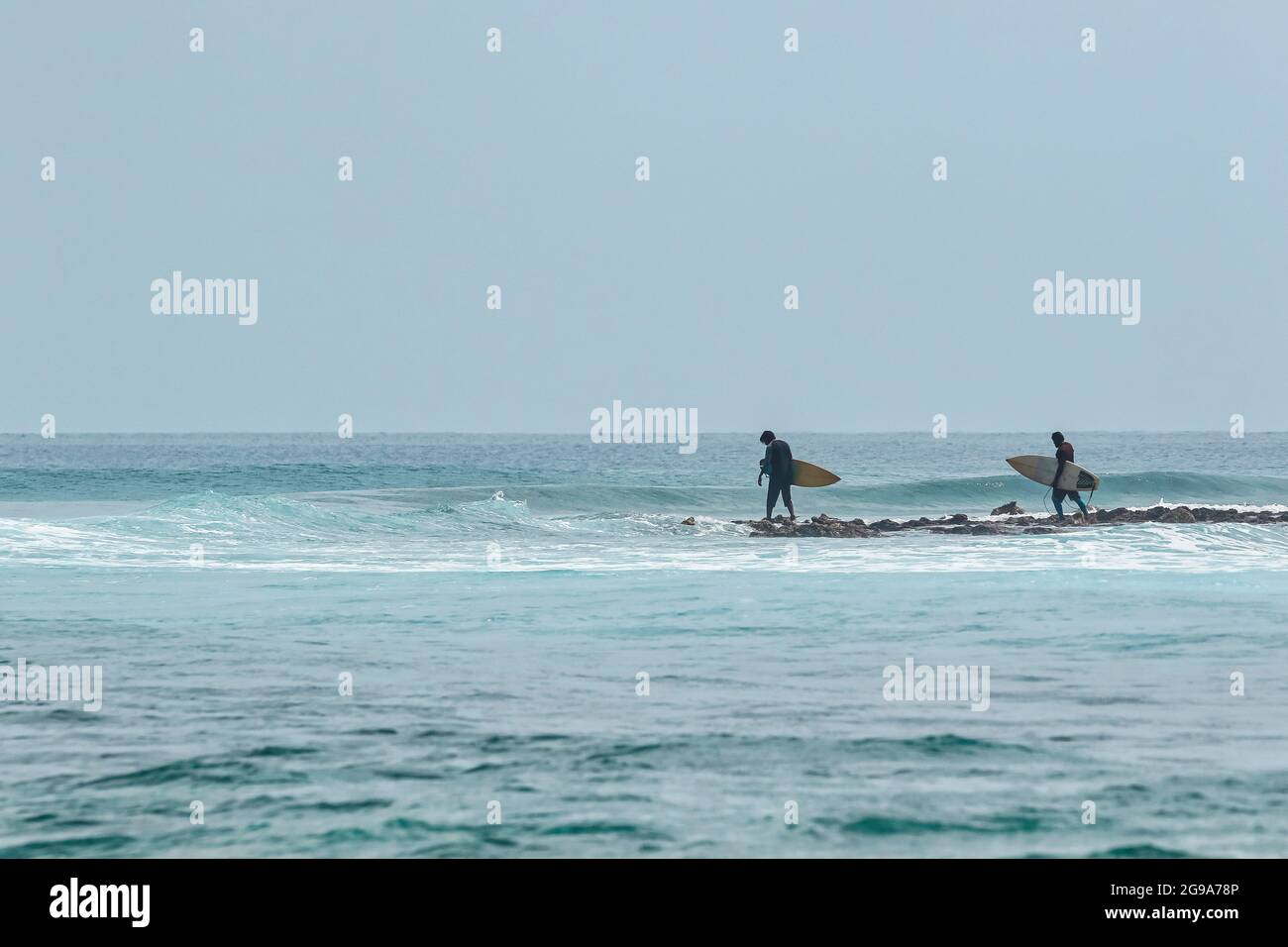 Surfing in maldives man surfers hi-res stock photography and images - Alamy
