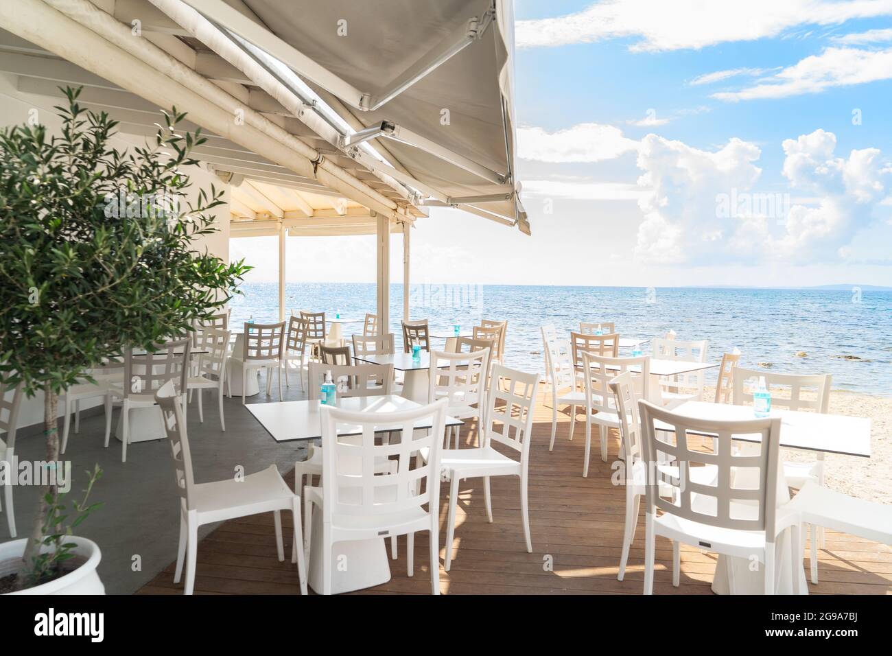 seaside cafe tables Stock Photo - Alamy