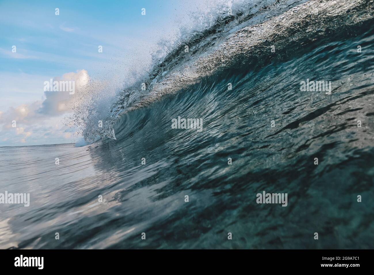 Dynamic ocean hi-res stock photography and images - Alamy