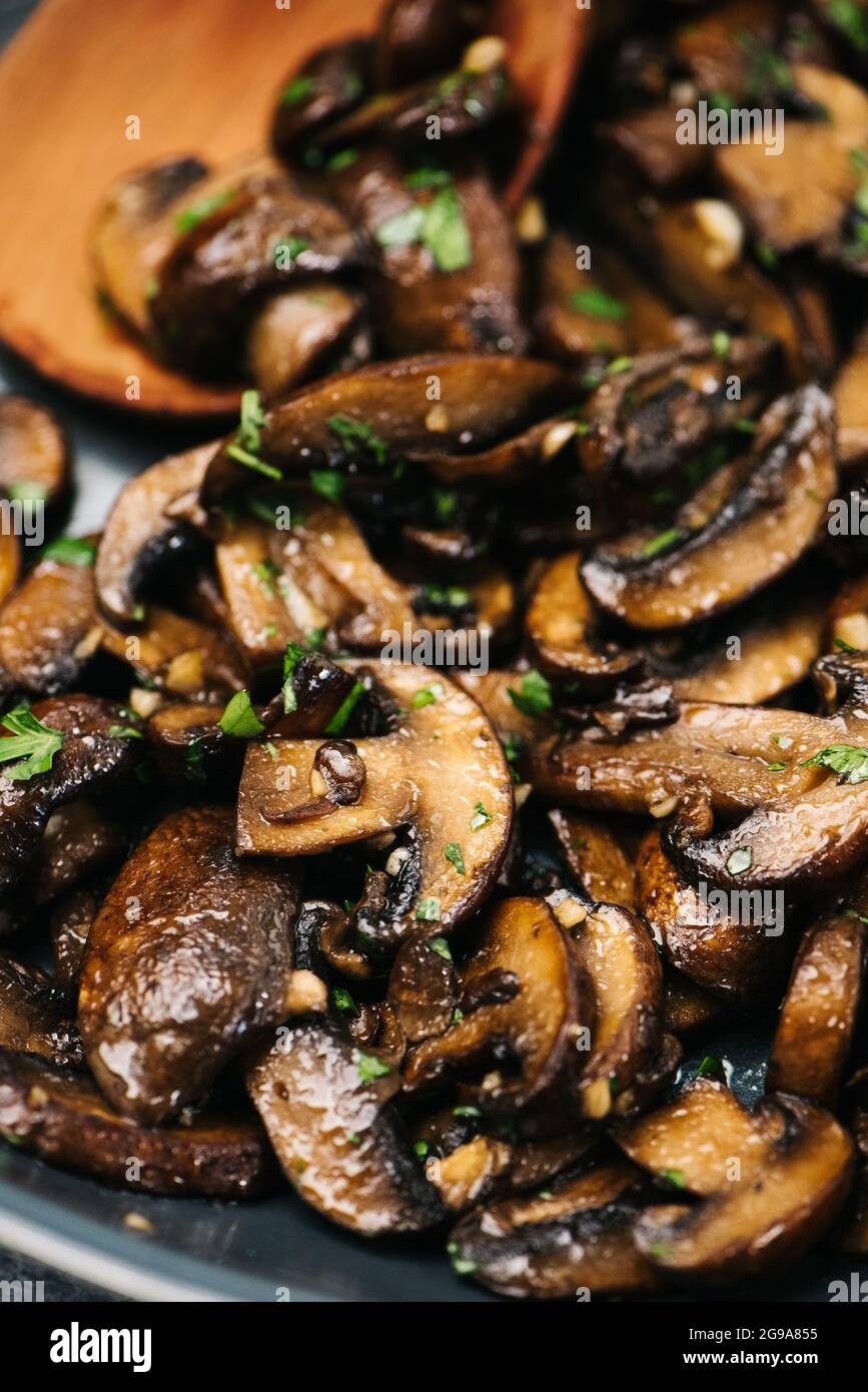 Cremini mushrooms hi-res stock photography and images - Alamy