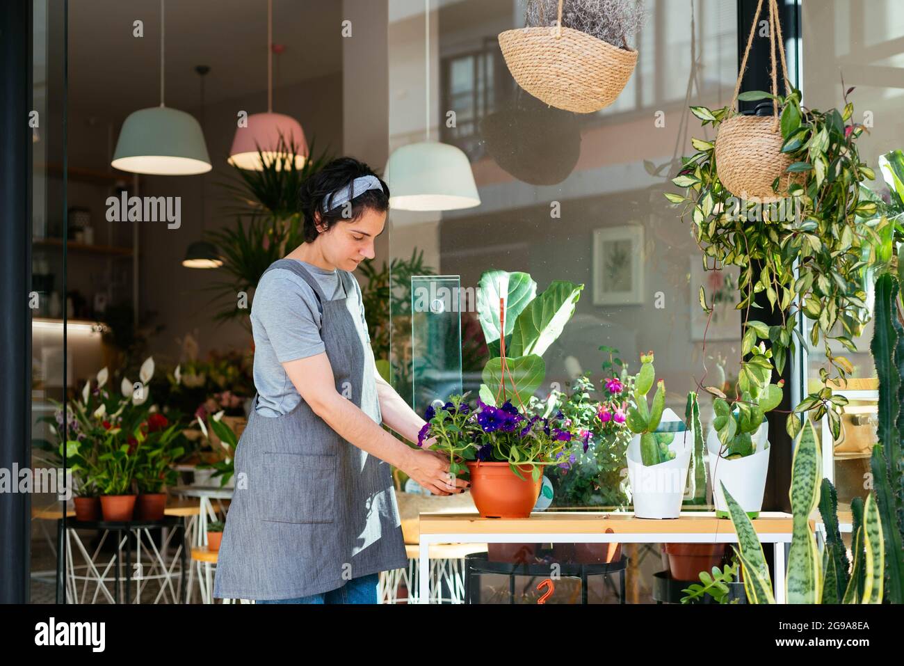Florist workspace hi-res stock photography and images - Alamy