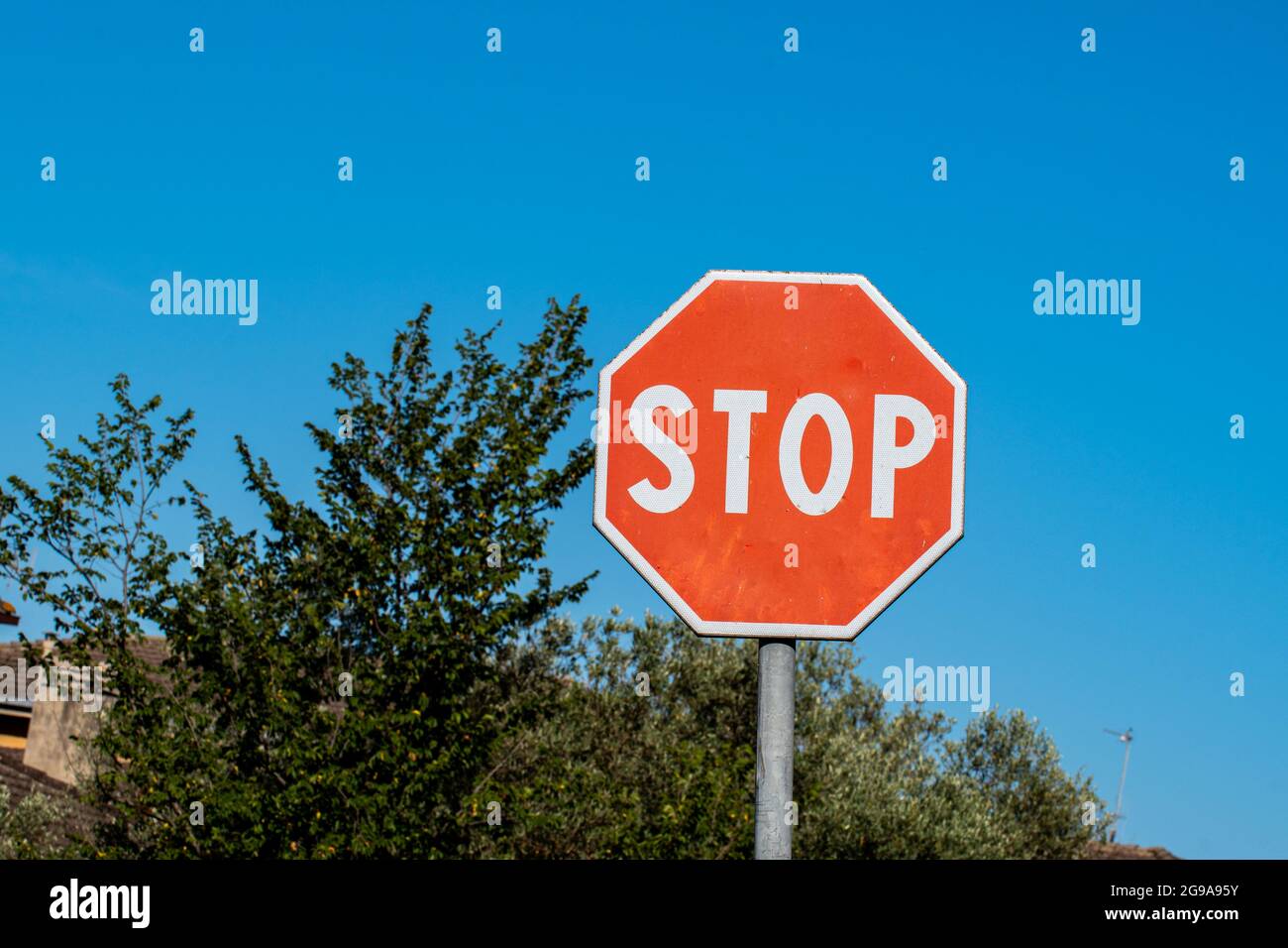 Italian stop road sign placed at the intersection Stock Photo - Alamy