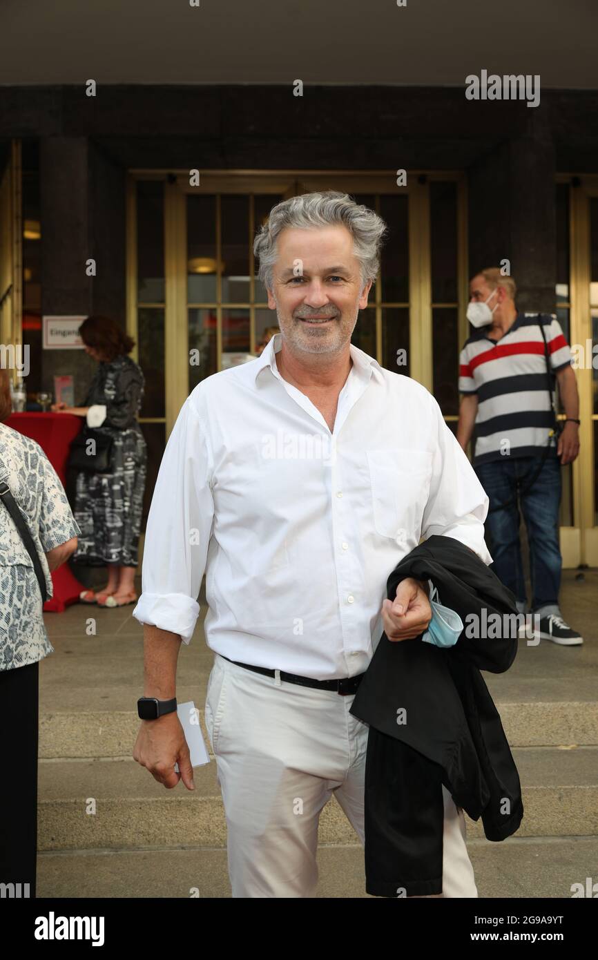 Timothy peach premiere hi-res stock photography and images - Alamy