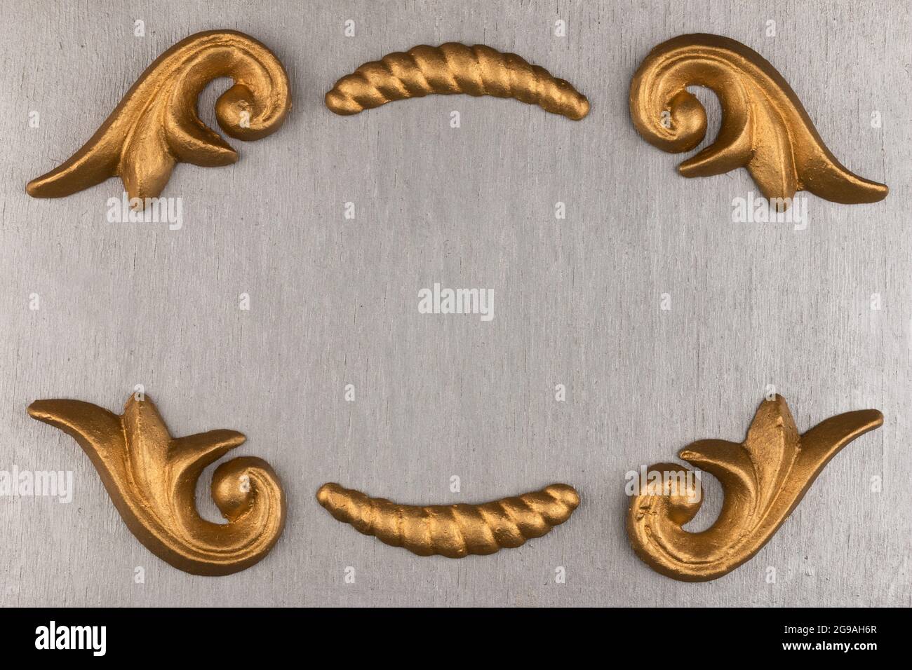 Gold wall molding hi-res stock photography and images - Alamy