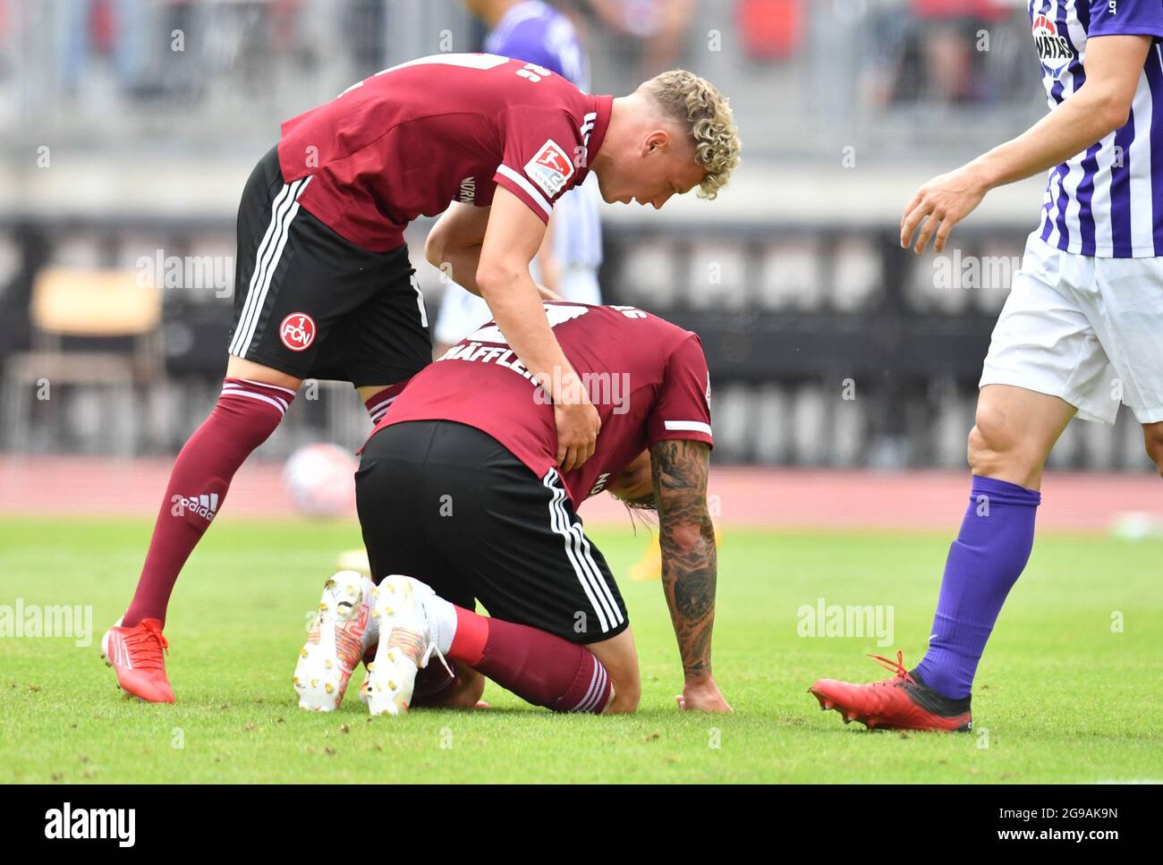 Robin feet hi-res stock photography and images - Alamy