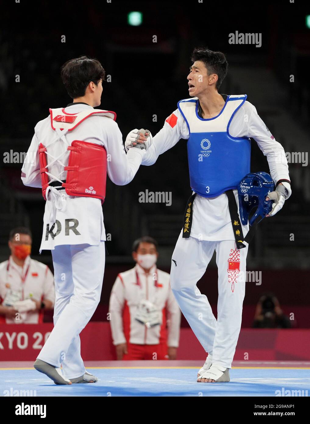 (210725) -- TOKYO, July 25, 2021 (Xinhua) -- Zhao Shuai (R) of China ...