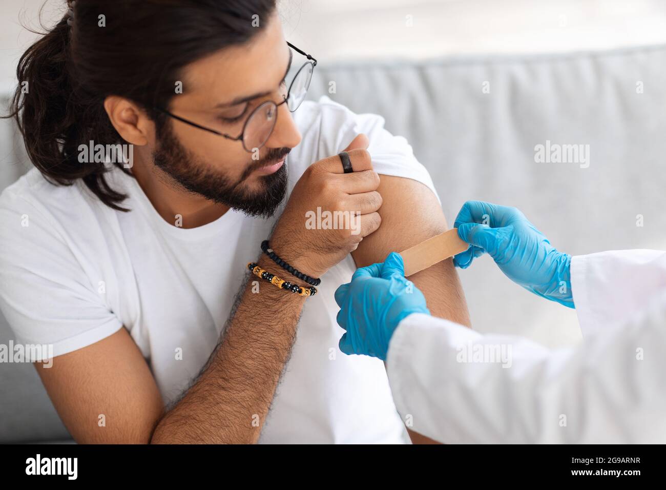 Indian man suit glasses hi-res stock photography and images - Alamy