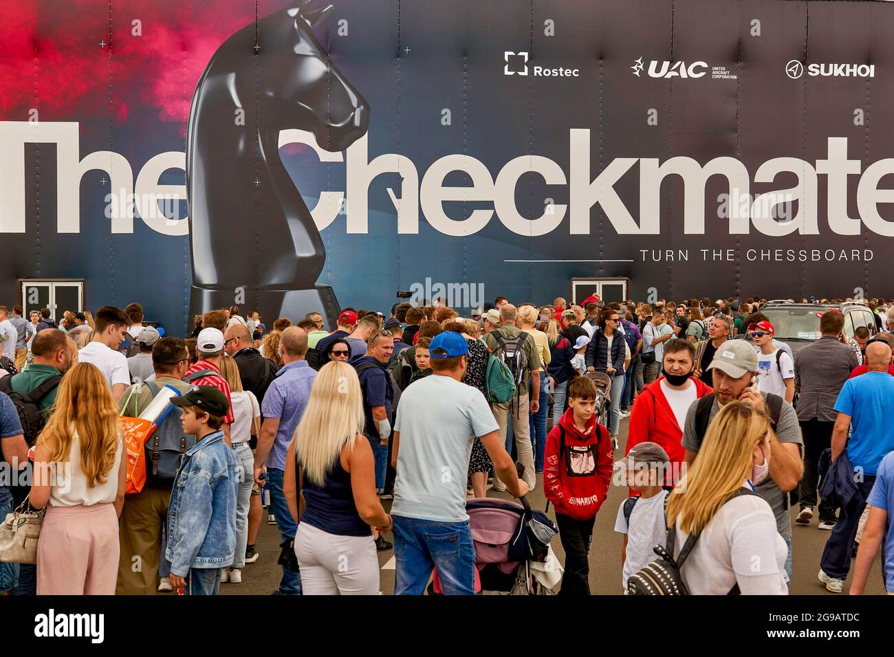 A huge queue at the pavilion with the new Su-75. A large-scale program ...