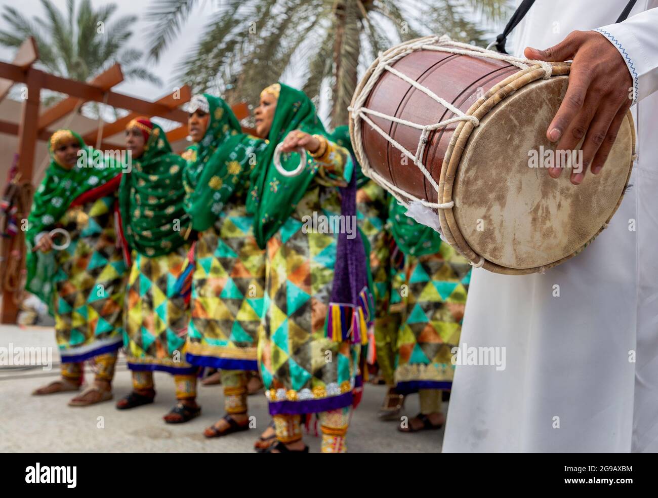 Oman traditional dance hi-res stock photography and images - Alamy