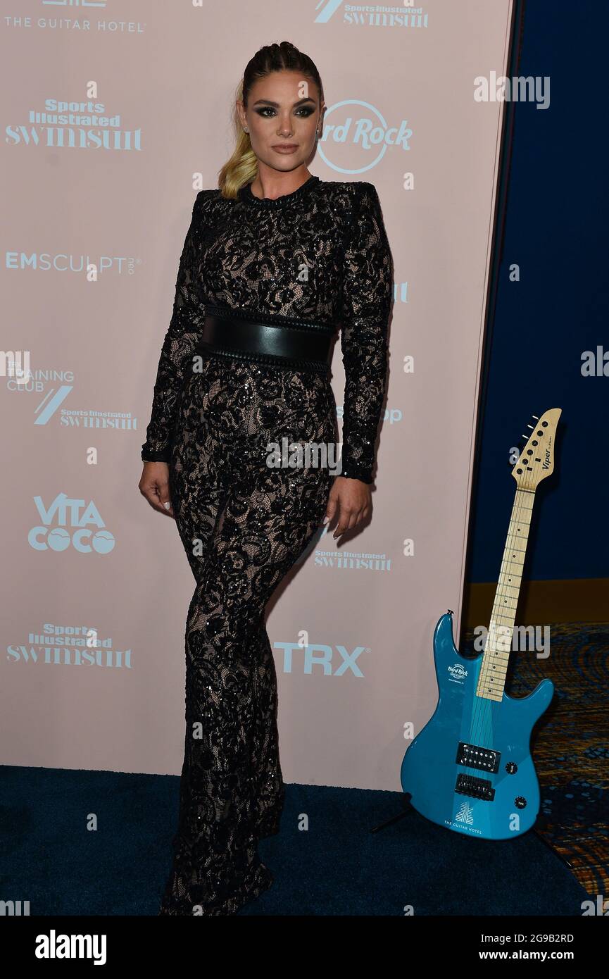 Chelsea Heath attends Sports Illustrated Swimsuit 2021 Issue Concert at ...