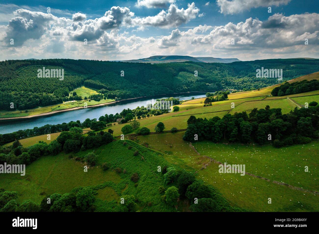 Summer weather with clouds at Ladybower Reservoir, Peak District ...