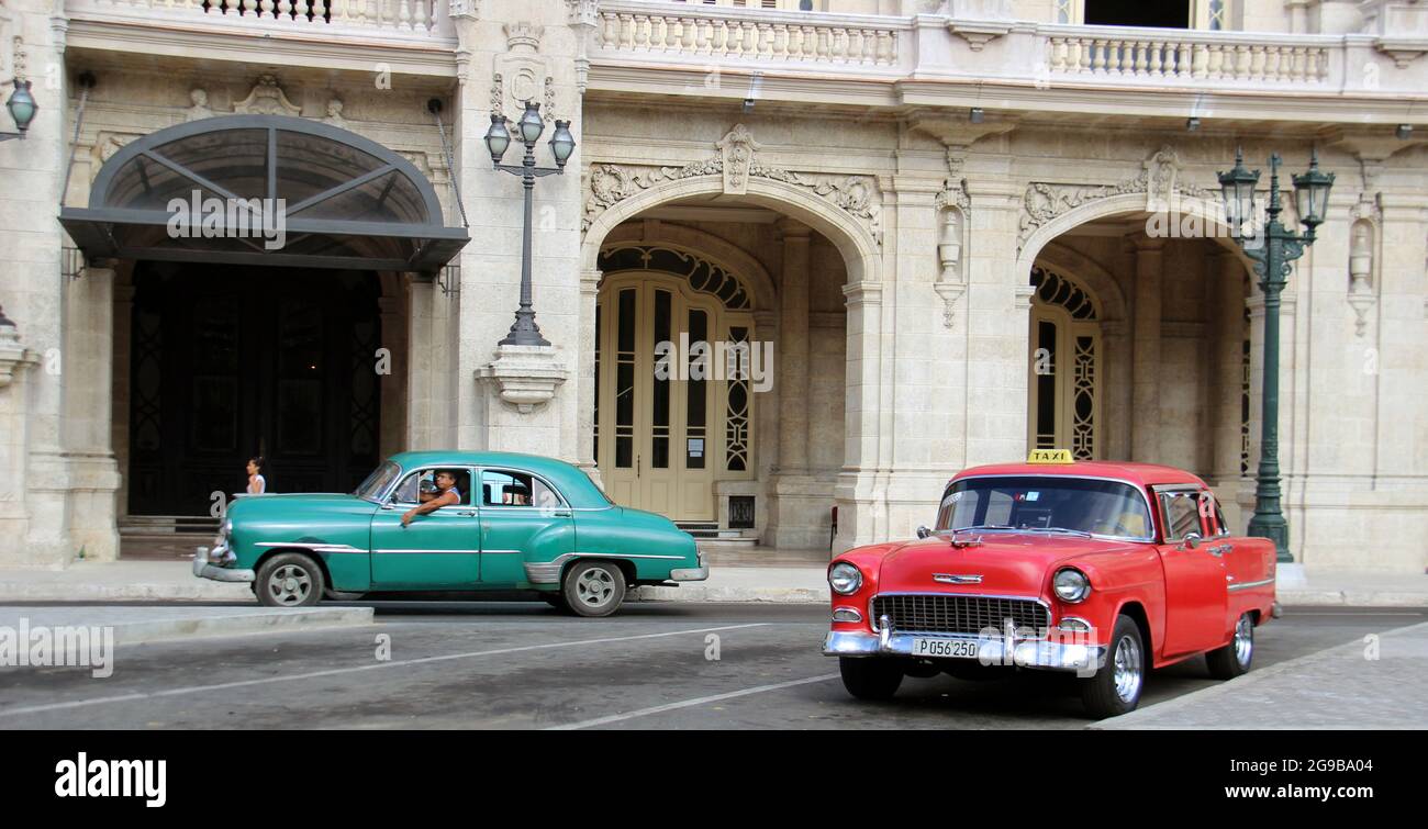 Classic cars in Cuba Stock Photo - Alamy