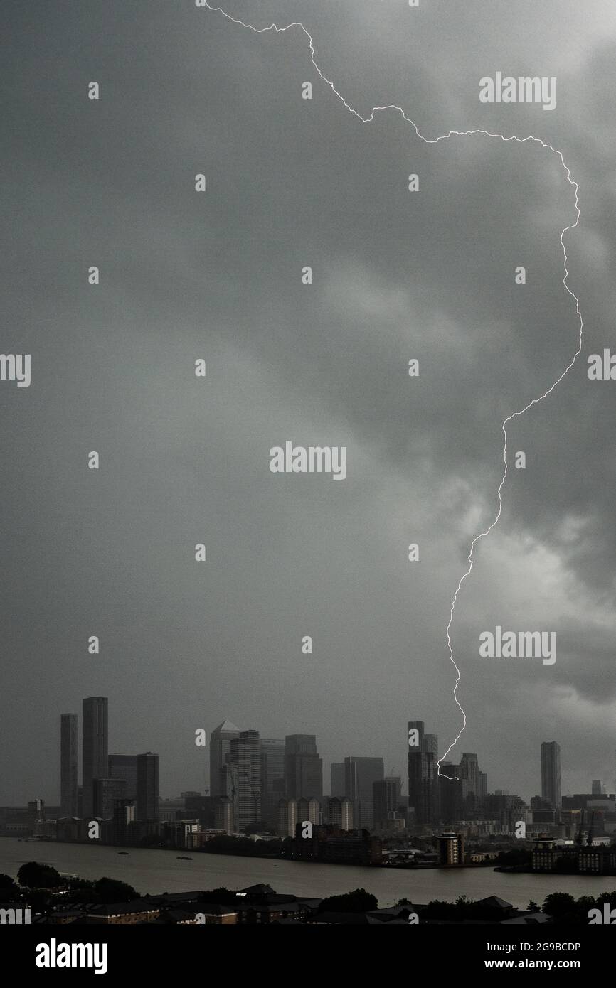 London, UK. 25th July, 2021. UK Weather: Massive lightning strikes over ...