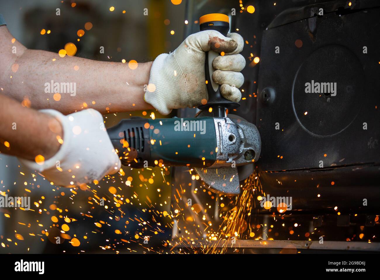 Process of flexion sheet metal cutting with huge sparklings, an ...