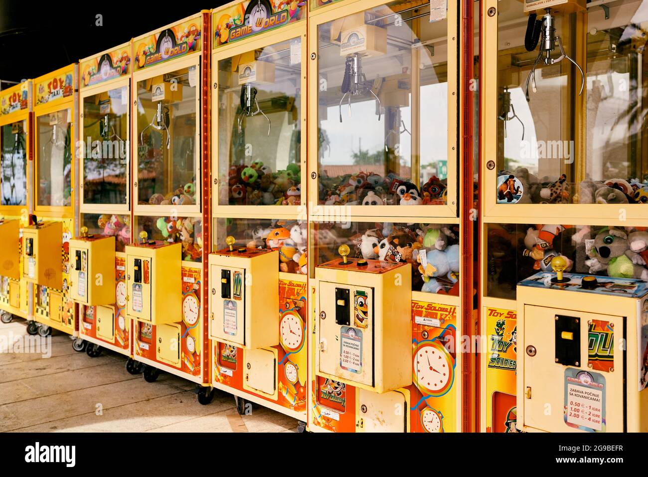 Vending machines in row hi-res stock photography and images - Alamy
