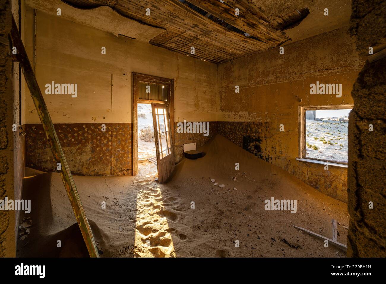 Destroyed building ghost town hi-res stock photography and images - Alamy