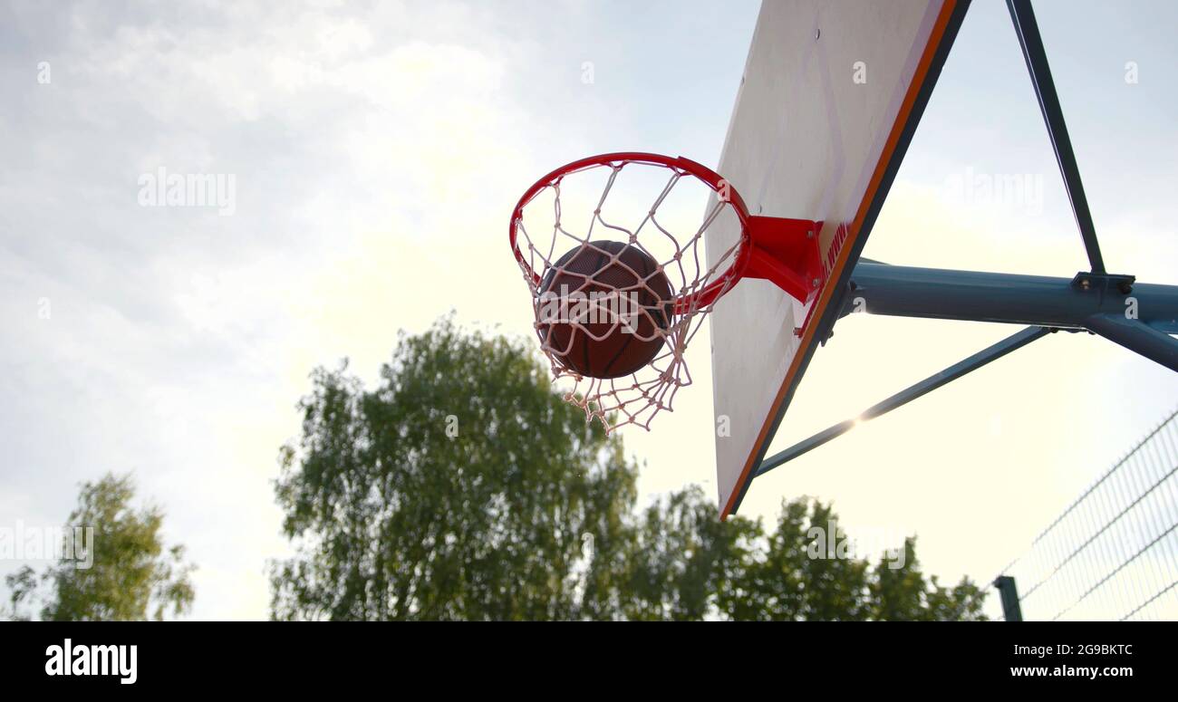 Street hoops ball hi-res stock photography and images - Alamy