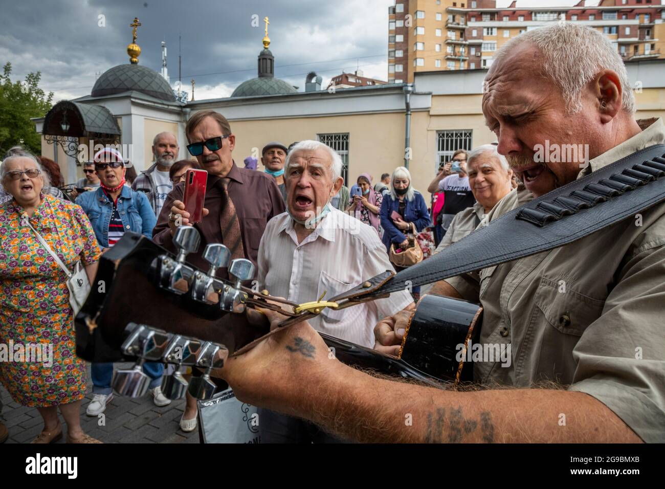 Moscow, Russia. 25th of July, 2021 People sing song on the grave of ...