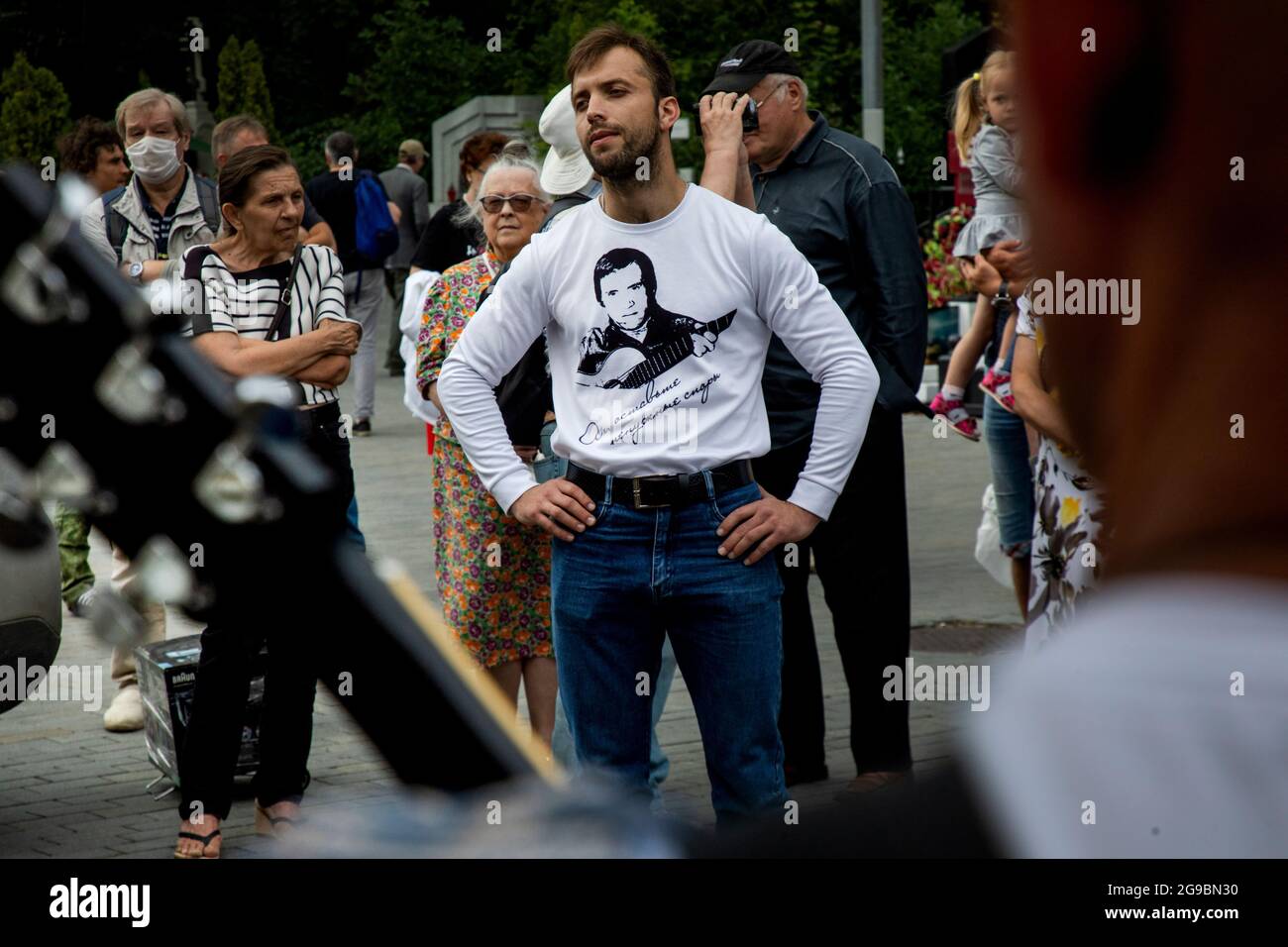 Moscow, Russia. 25th of July, 2021 People sing song on the grave of ...