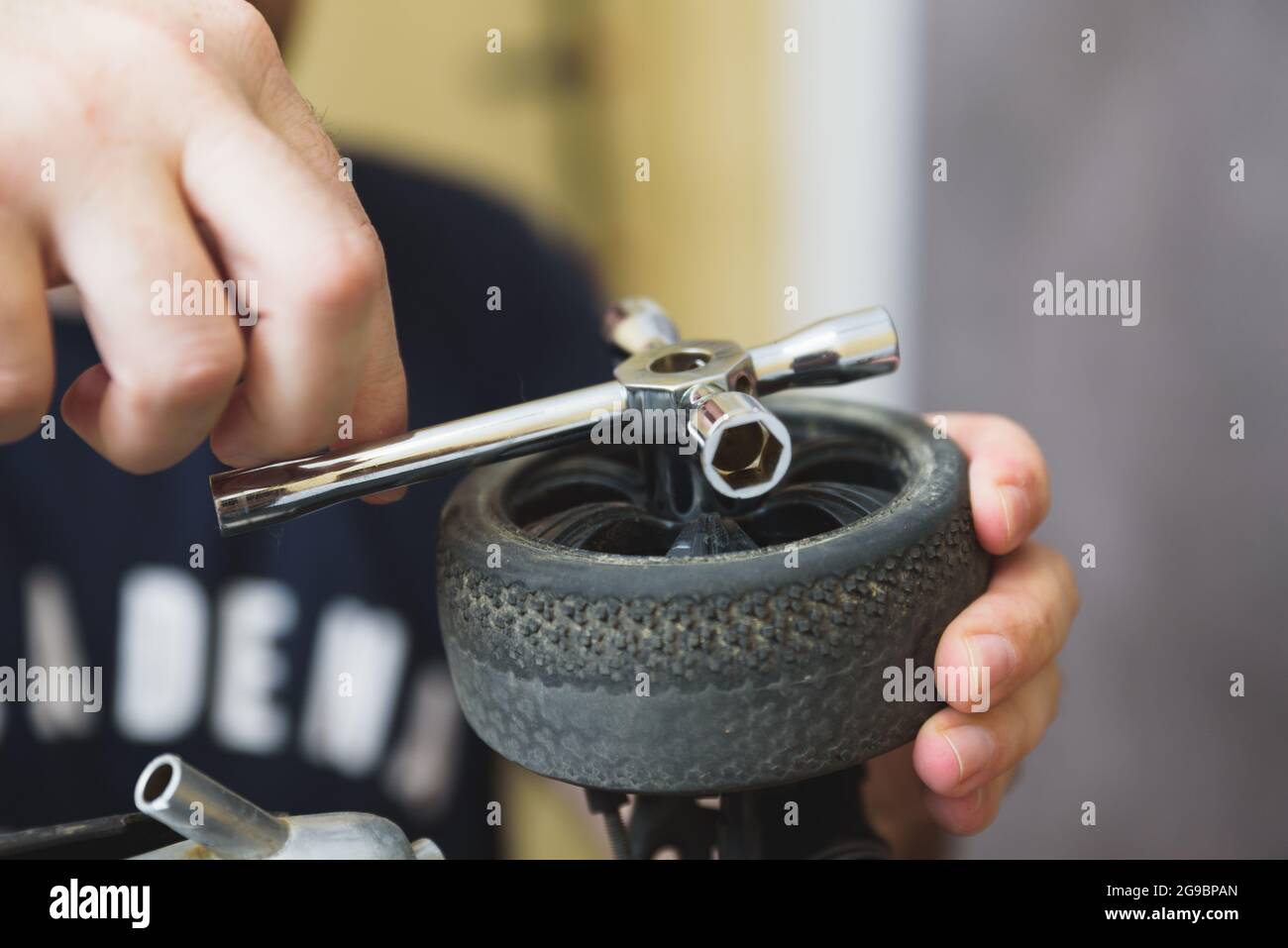 Man assembling model car hi-res stock photography and images - Alamy