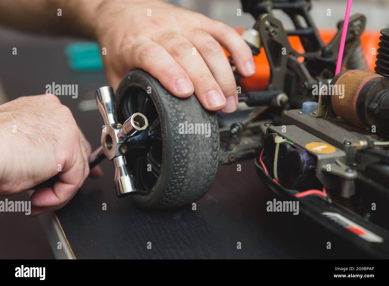 Man assembling model car hi-res stock photography and images - Alamy