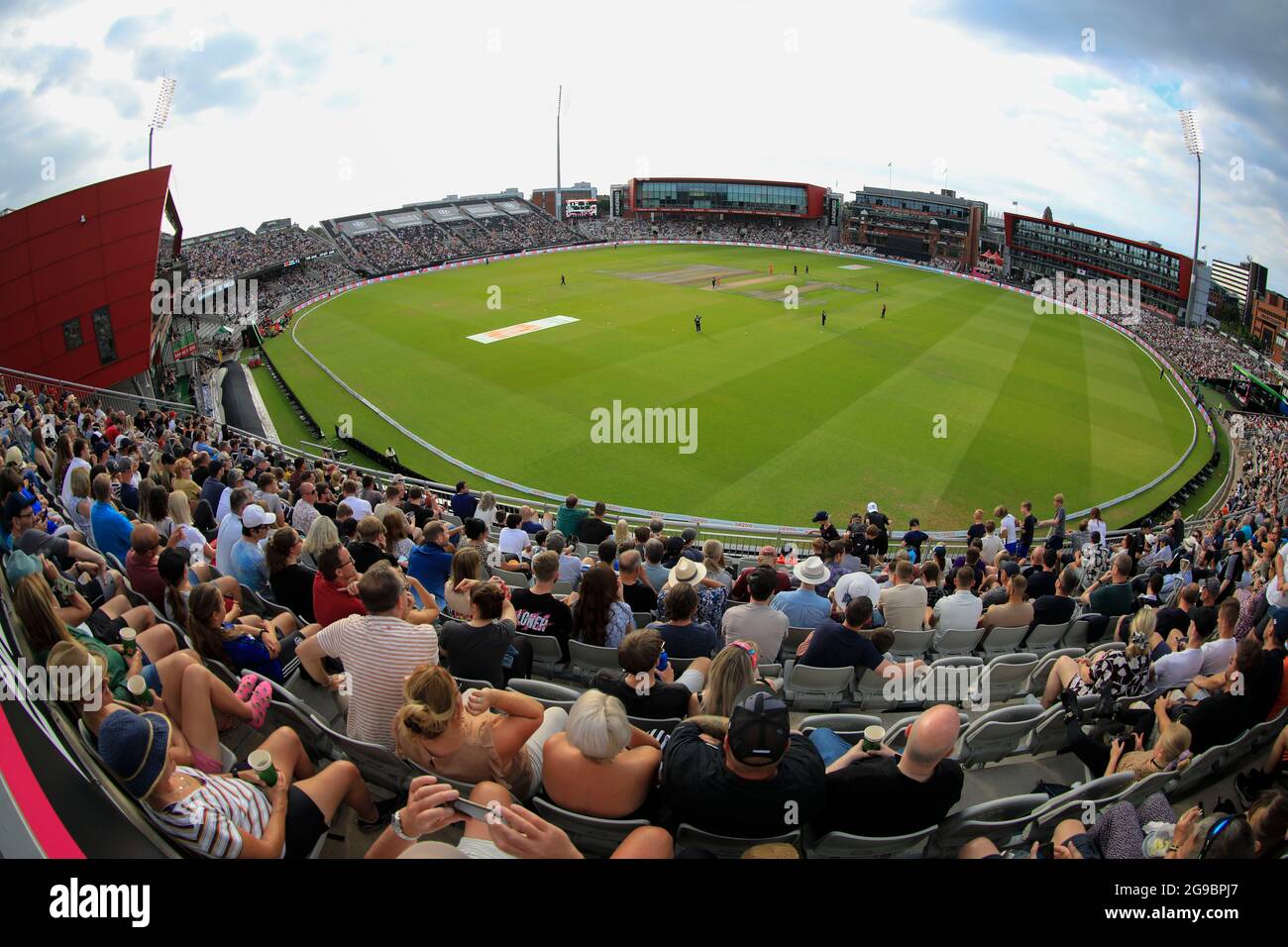 The hundred crowd cricket hi-res stock photography and images - Alamy