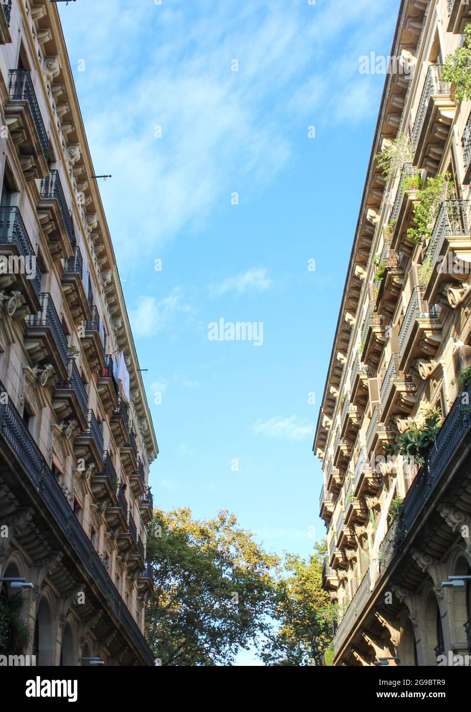 BARCELONA, SPAIN - OCT 24, 2019. old medieval architecture of the ...