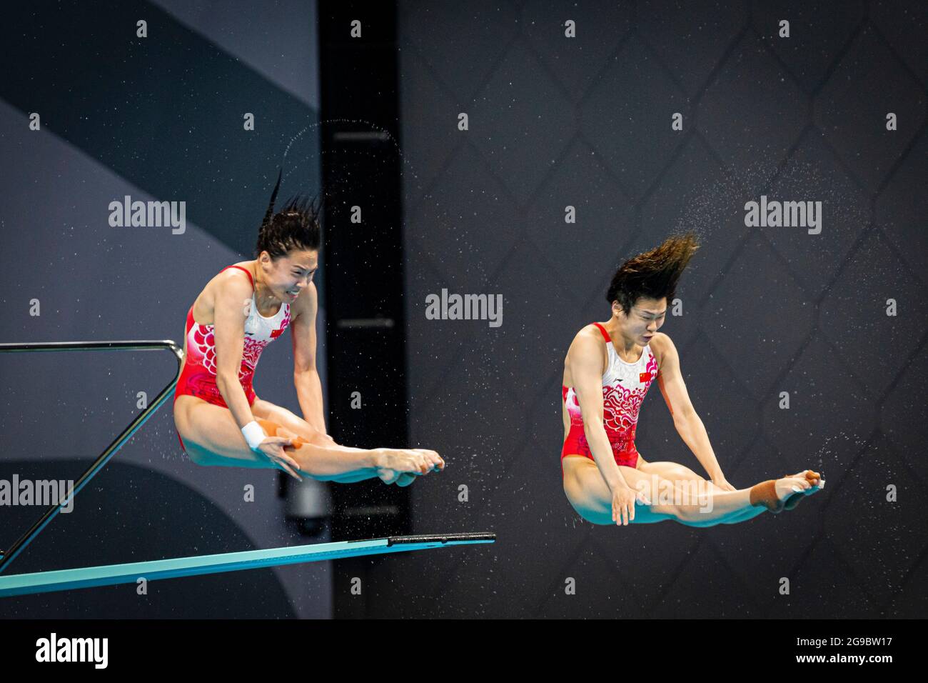 Synchronised diving hi-res stock photography and images - Alamy