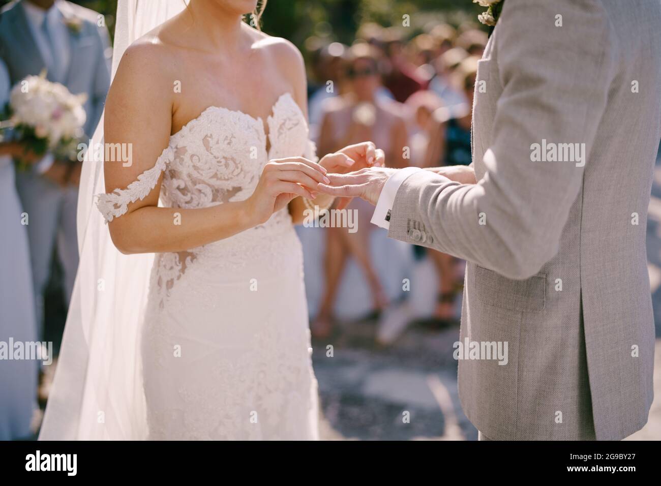 Bride and groom no face hi-res stock photography and images - Alamy