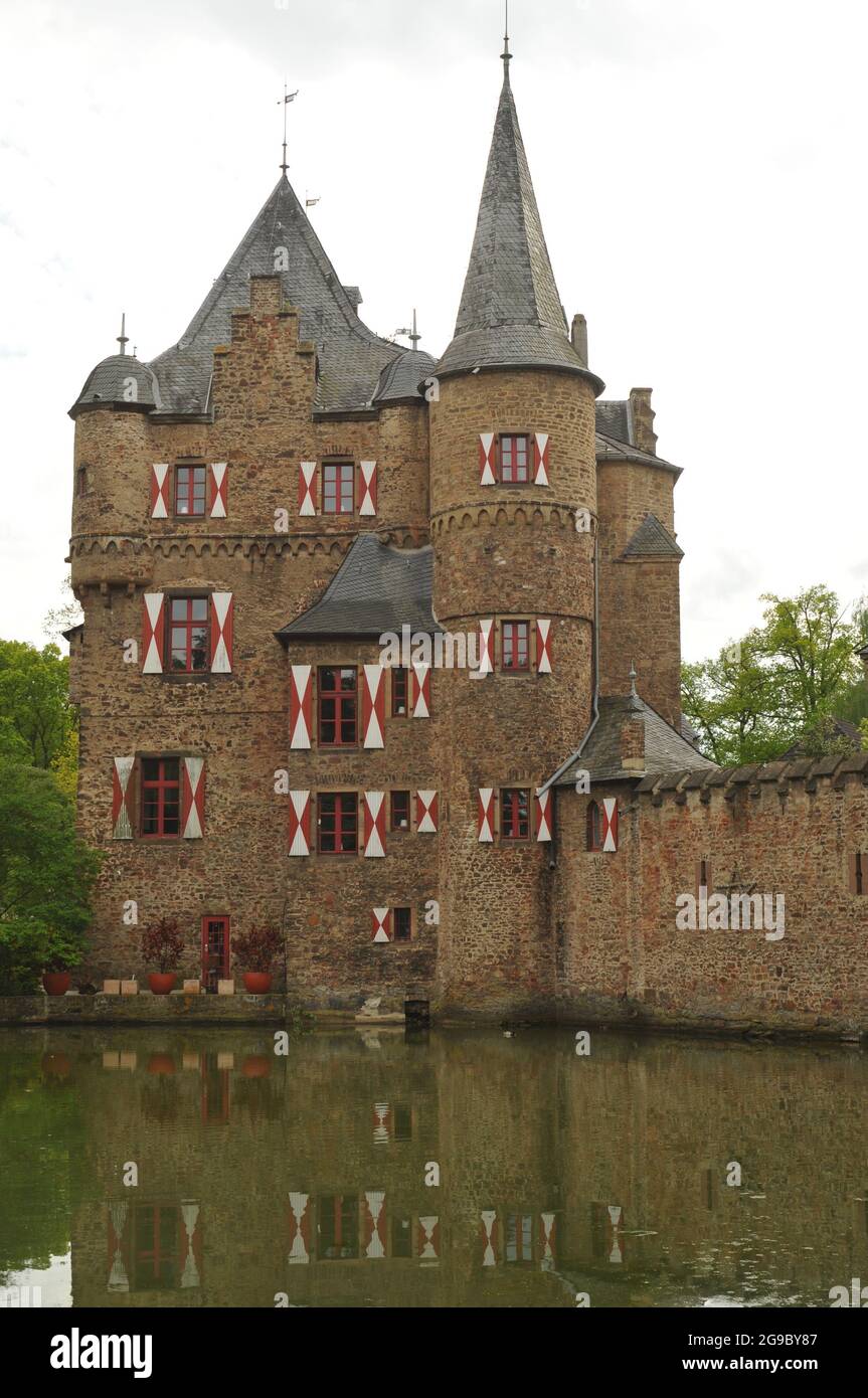 Medieval moated castle hi-res stock photography and images - Alamy