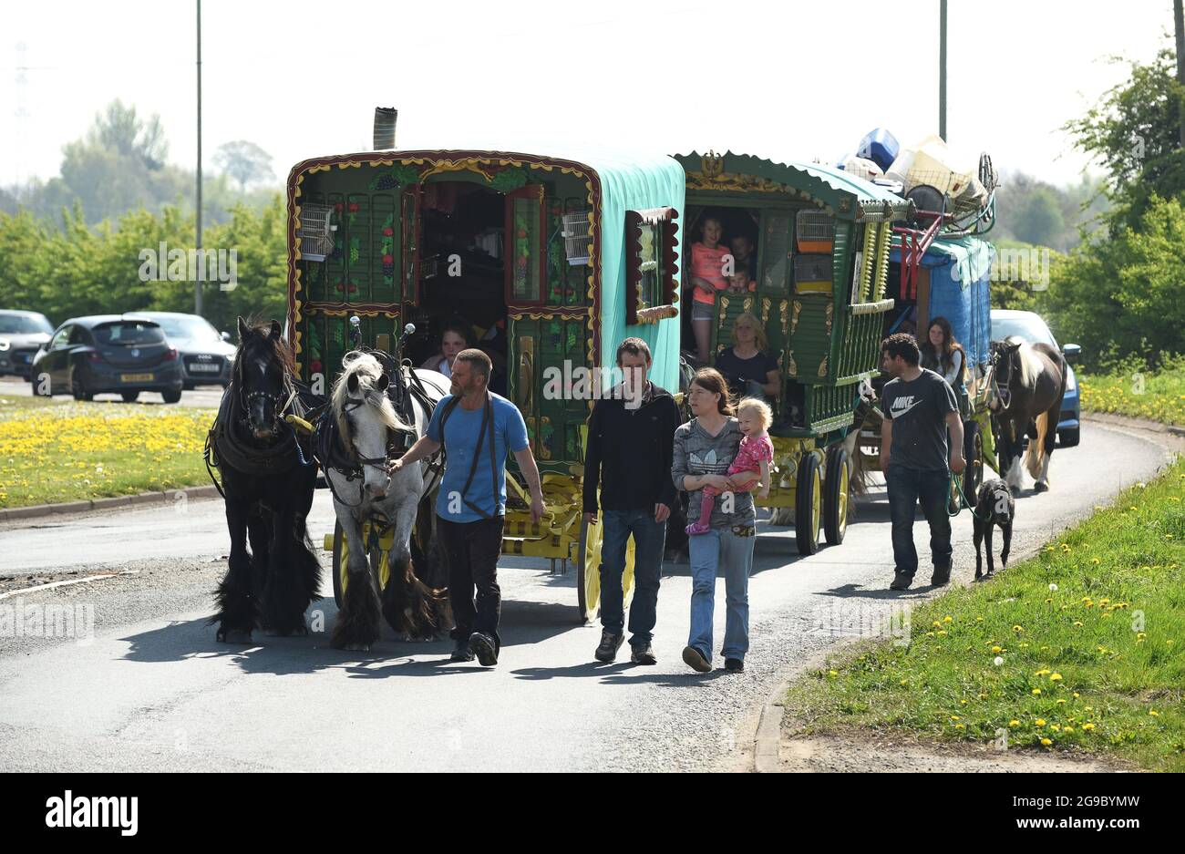 Romany traveller Percy Bennett and his family on the road at Sutton ...