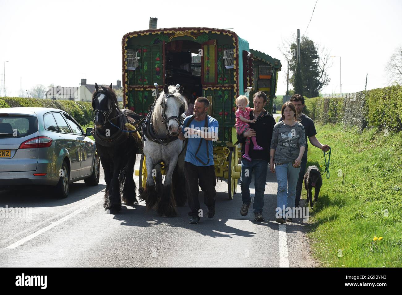 Romany traveller Percy Bennett and his family on the road at Sutton ...