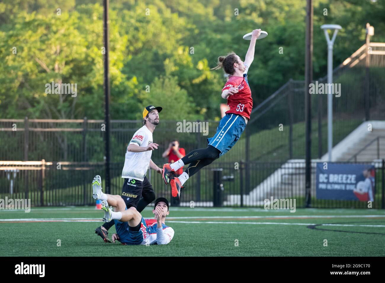Ultimate frisbee catch hi-res stock photography and images - Alamy