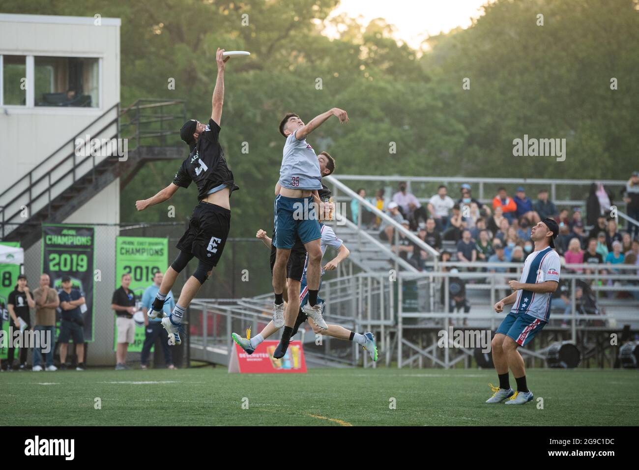 Ultimate frisbee catch hi-res stock photography and images - Alamy