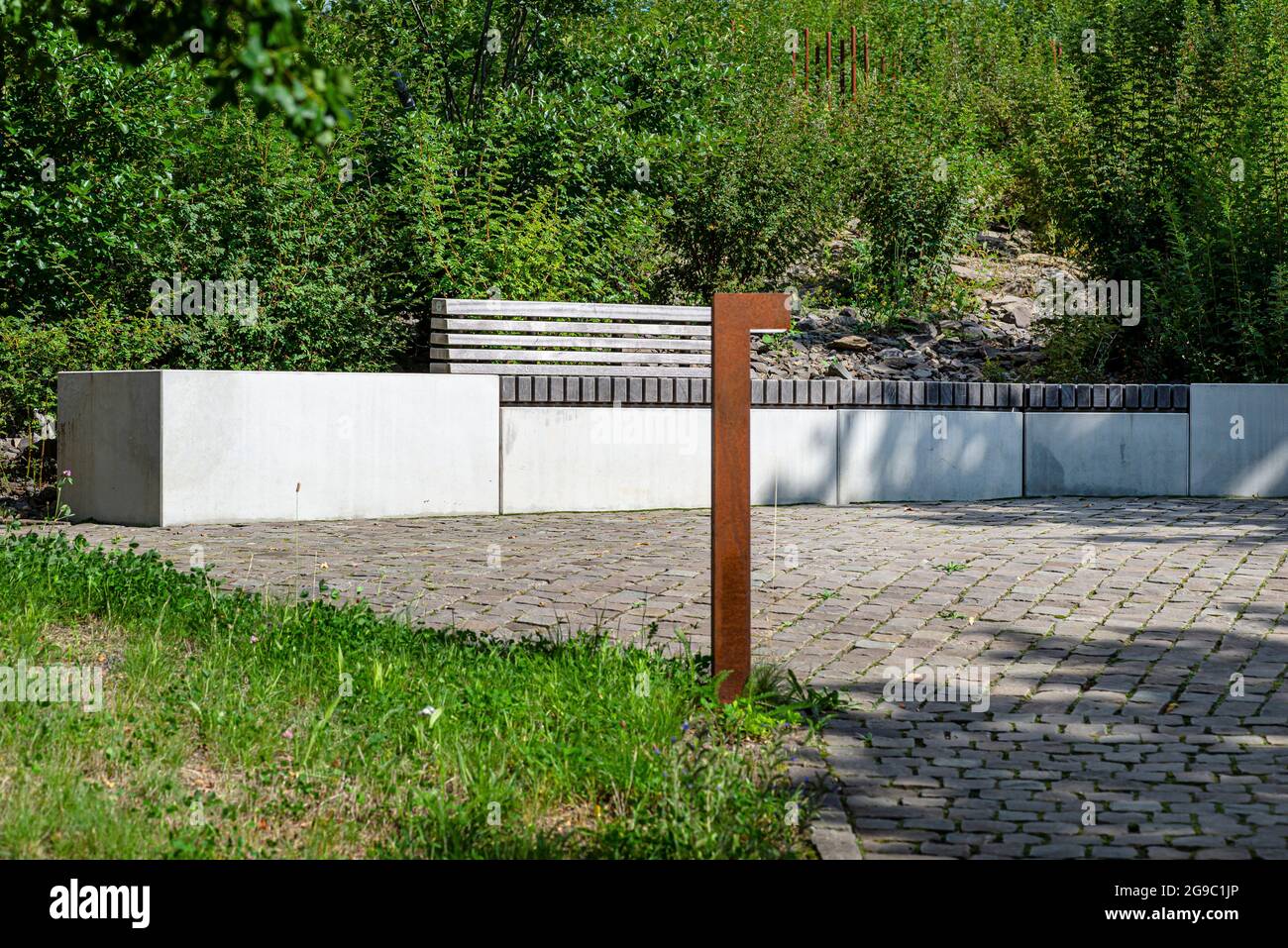 Modern concrete bench seat hi-res stock photography and images - Alamy
