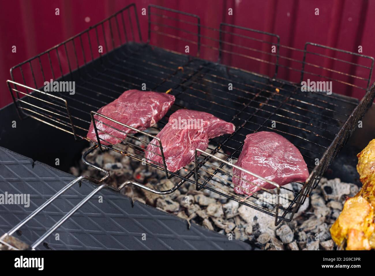 The steak is grilled. Steak on the wire rack Stock Photo - Alamy
