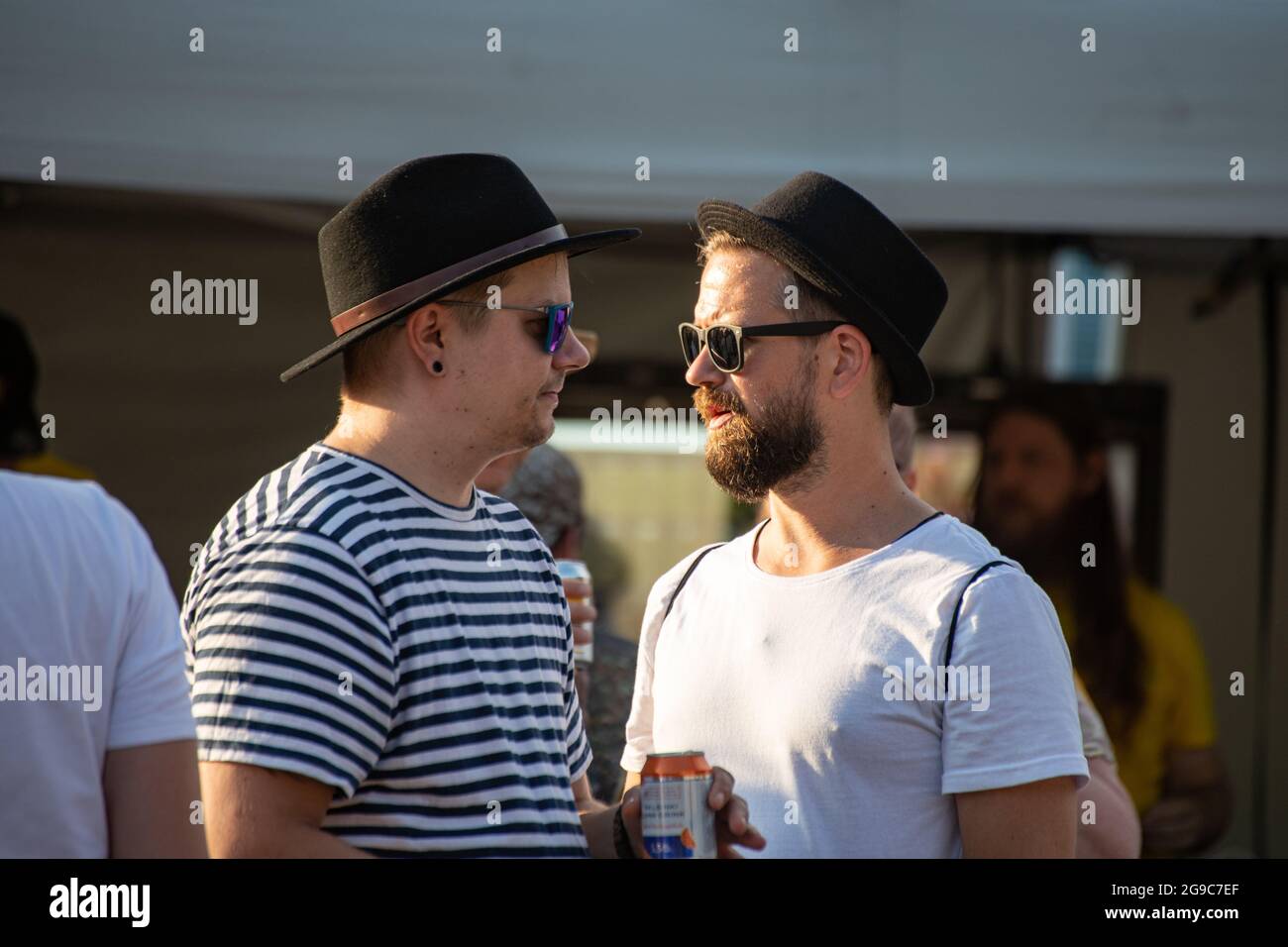 Men facing hi-res stock photography and images - Alamy