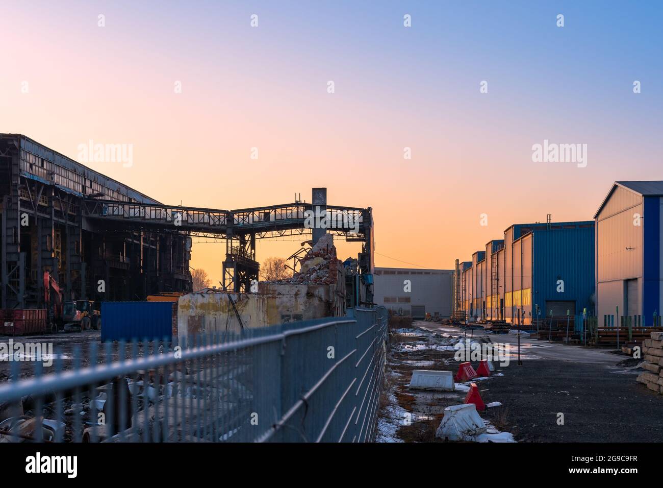Demolition of huge structure hi-res stock photography and images - Alamy