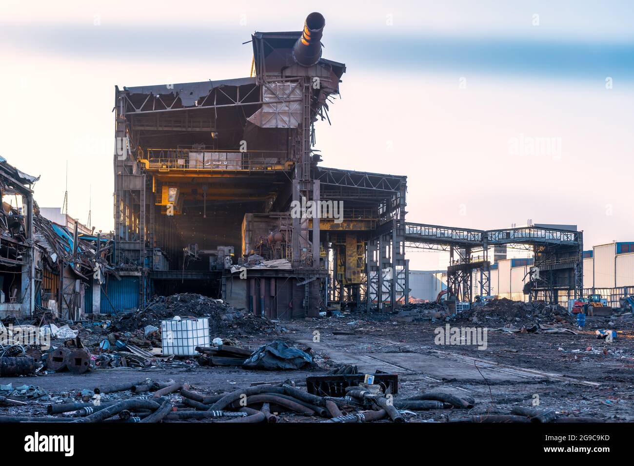 Demolition of huge structure hi-res stock photography and images - Alamy