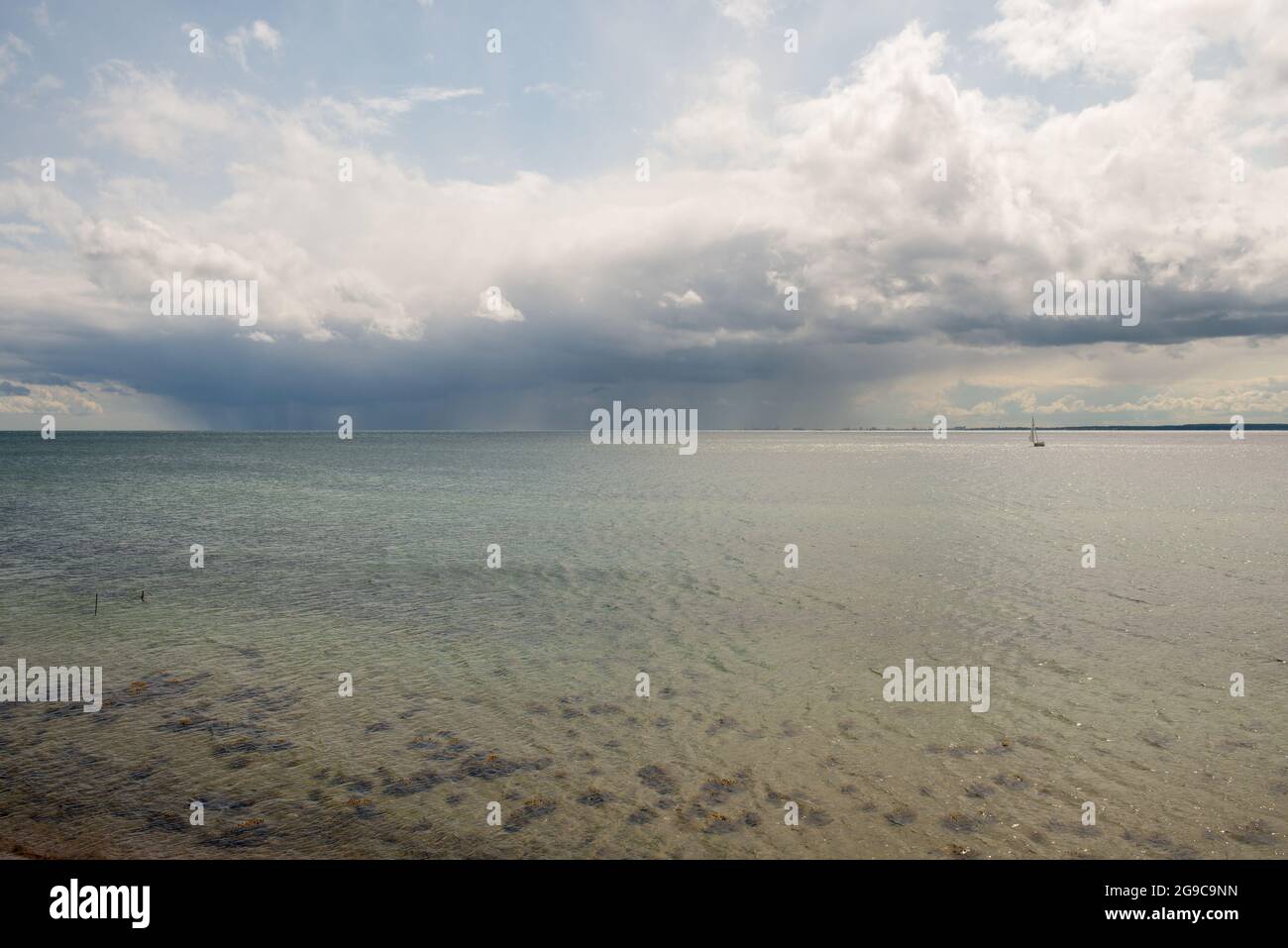 Rain cloud horizon hi-res stock photography and images - Alamy