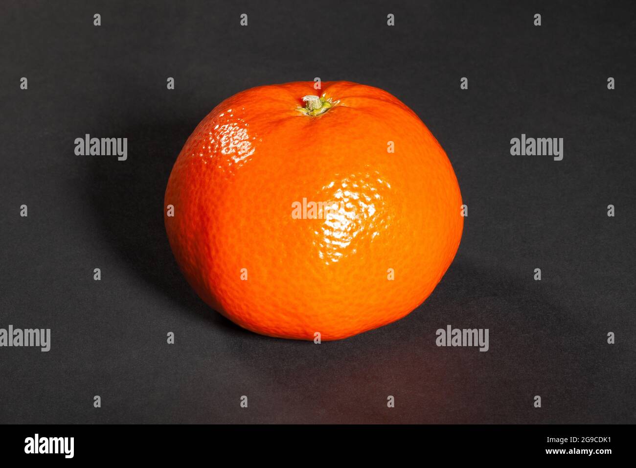 Single tangerine hi-res stock photography and images - Alamy