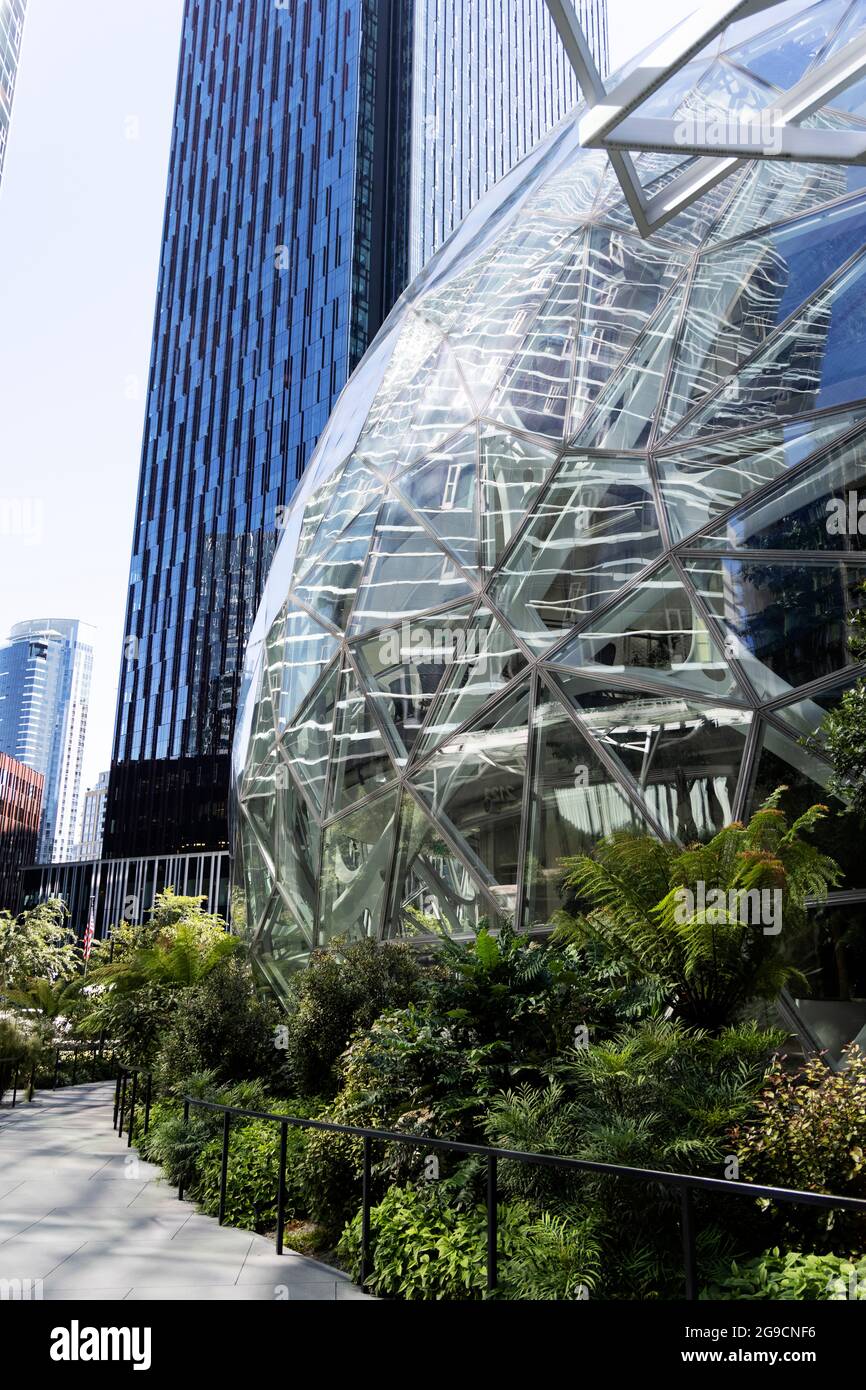 The Amazon Spheres office buildings at 7th Avenue in downtown Seattle ...