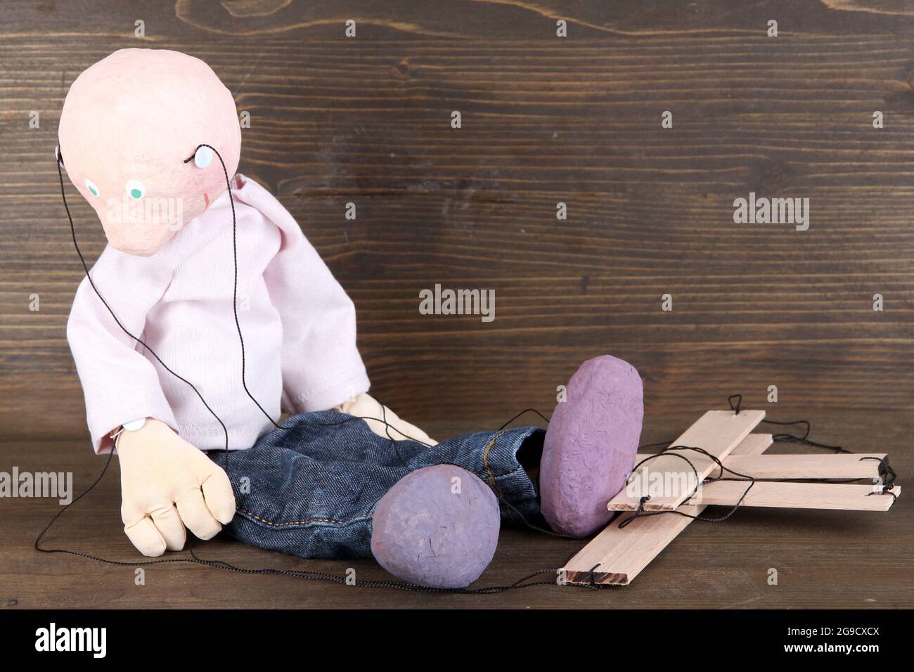 Wooden puppet sitting on wooden background Stock Photo - Alamy